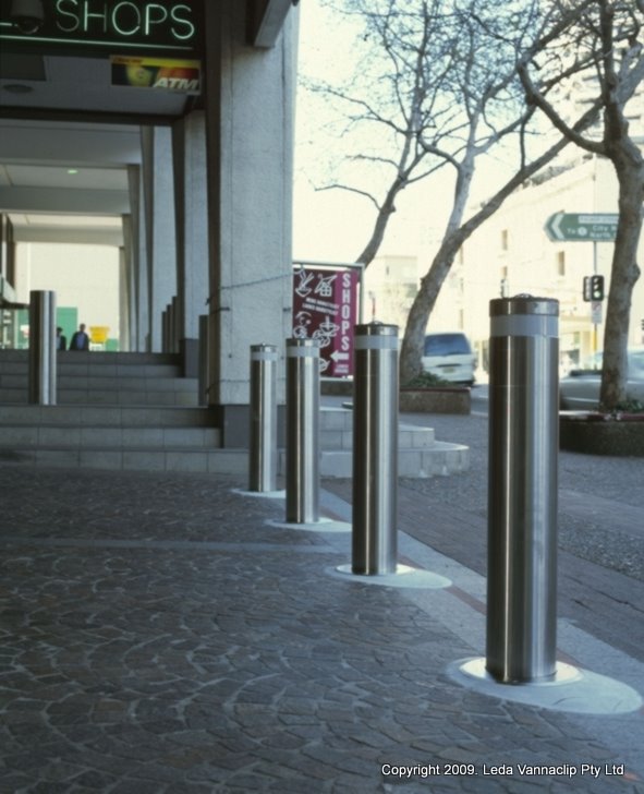 Manual retractable bollard | Leda Security Products