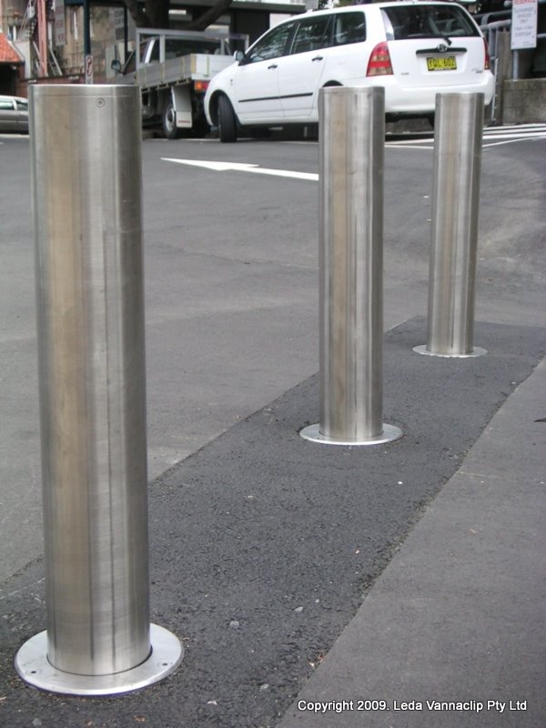 Manual retractable bollard | Leda Security Products